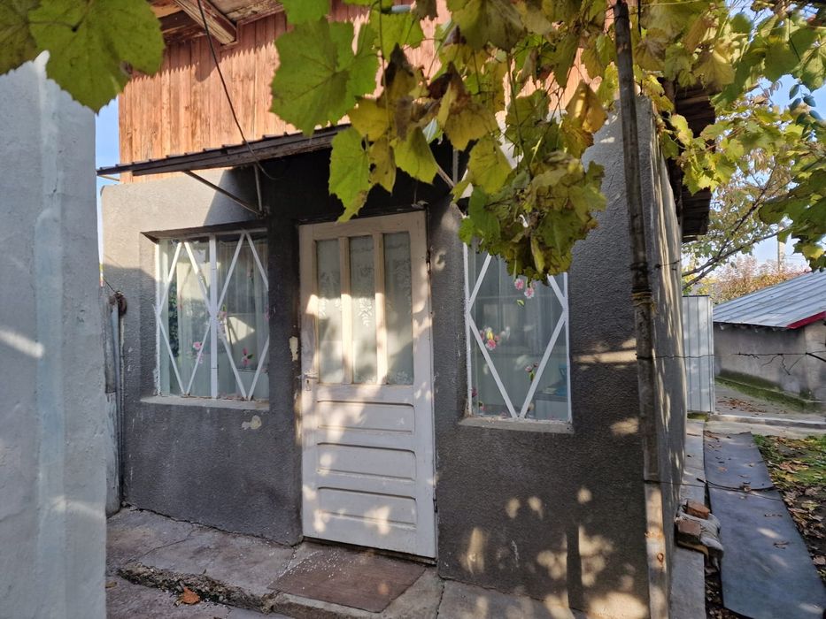 Casă de vânzare, Podeni, mun. Bârlad, jud. Vaslui Barlad • OLX.ro