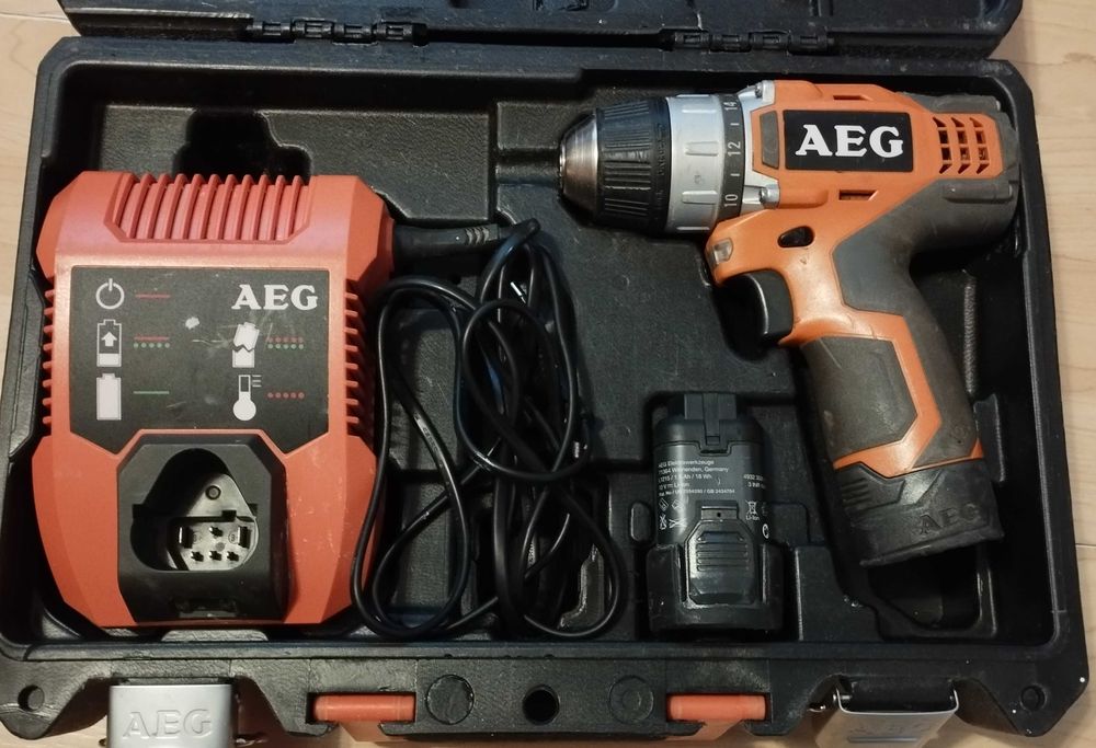 Винтоверт AEG 12V, зарядно и 2 батерии гр. Плевен Кайлъка • OLX.bg