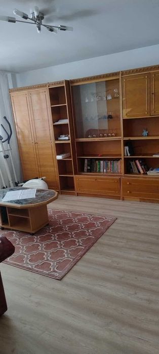 Vand/Închiriez apartament 3 camere Comanesti BC str Girlei bl T14 Comanesti • OLX.ro