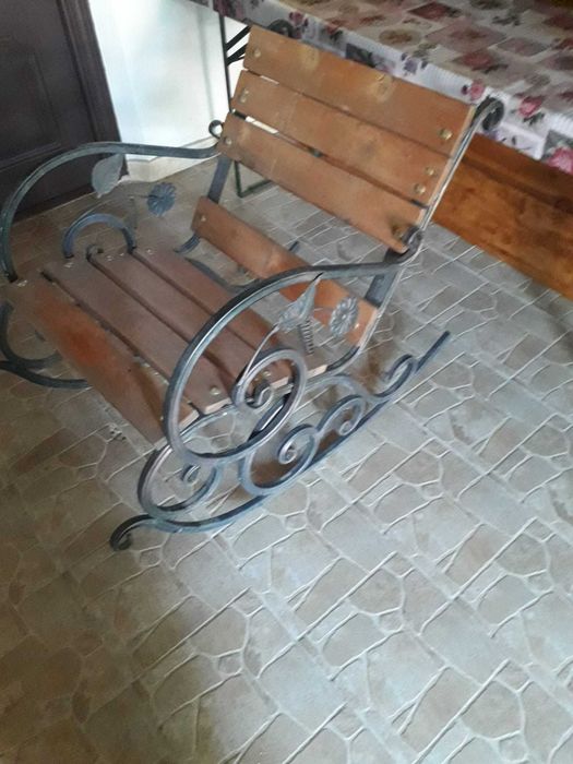 Balansoar vintage din fier forjat si lemn Barlad • OLX.ro