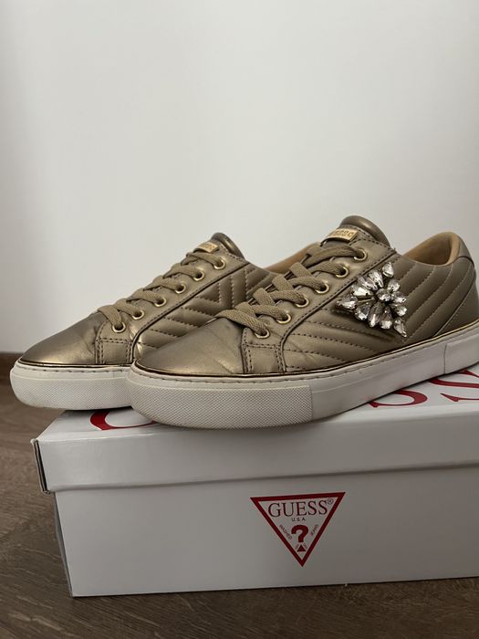 Дамски кецове Guess златни гр. Варна Център • OLX.bg