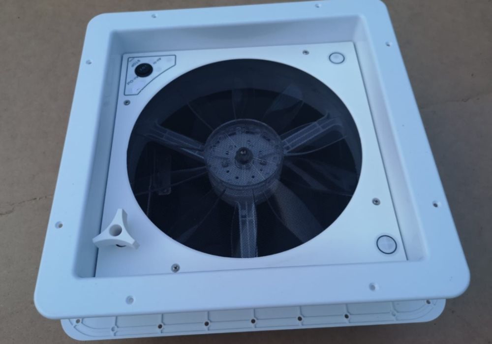 Trapa NOUA cu ventilator 12 V rulota autorulota RV 40x40 cm IN-OUT Air ...