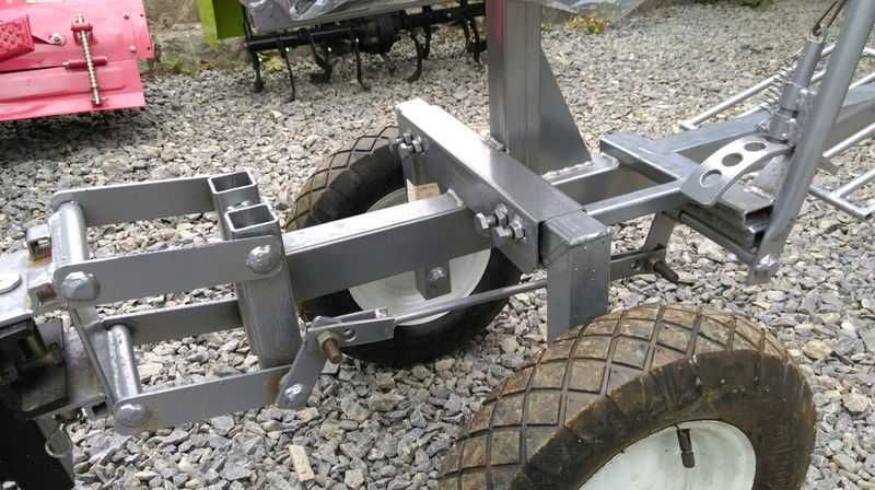 Scaun tapitat - carut reglabil cu roti pentru motocultor motosapa NOU ...