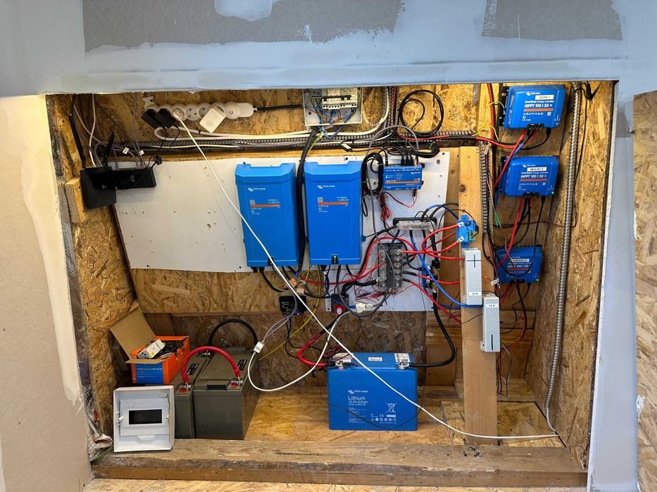 Kit Off-Grid cu Invertor, MPPT si Baterii LiFePO4 toate Victron Energy ...