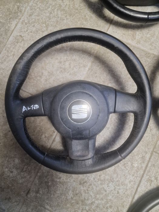 Volan piele cu padele și comenzi volan Vw Golf 5,Vw T5,Seat Altea Vladimirescu • OLX.ro