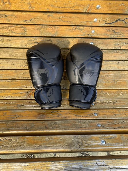 Manusi box/kickbox venum 12 oz Bontida • OLX.ro