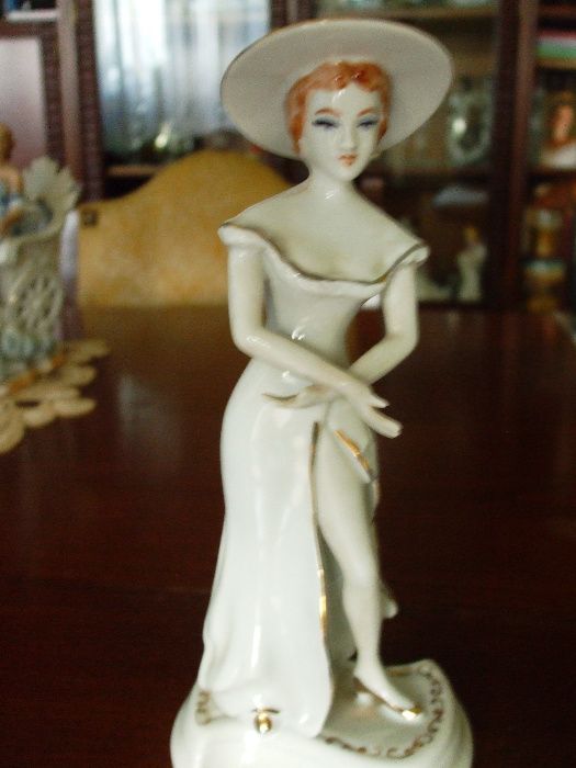 Vand bibelouri portelan fin Ro d ra cu palarie si un inger cu clopotel ...