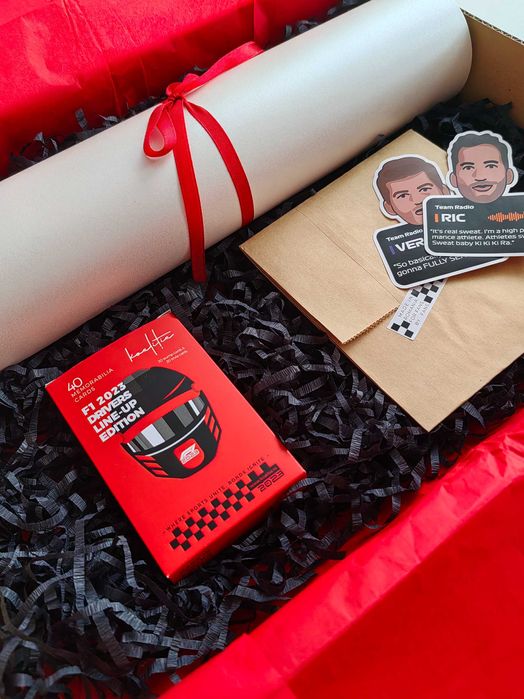 Gift Box pentru fanii Formula 1 - pachet de carti, poster si stickere ...