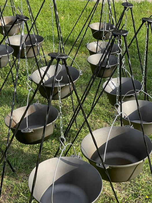 Ceaun din fonta cu trepied inclus Craiova • OLX.ro