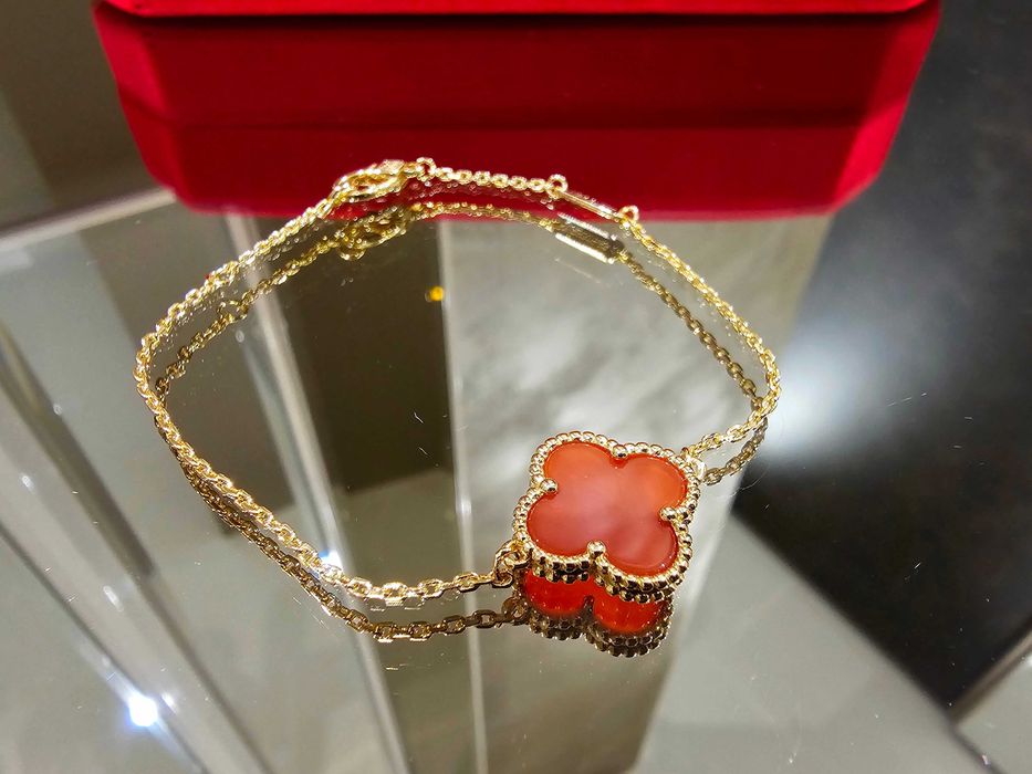 Van Cleef & Arpels VCA Rose Gold Red Alhambra 1 Motif Дамска Гривна гр ...