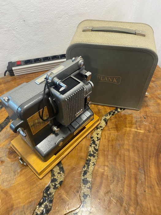 Proiector film noris Oarja • OLX.ro