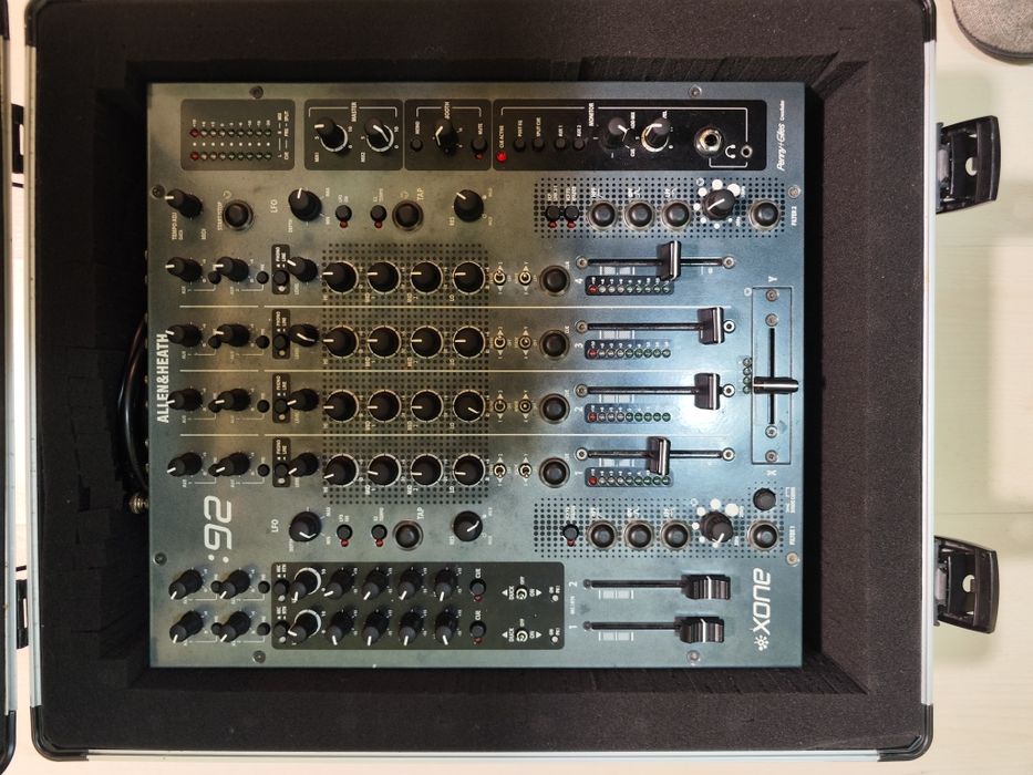 Playere CDJ 2000 Nexus 2 + Mixer Xone 92 + cutii transport Bistrita ...