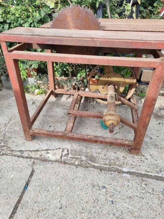 Masă gater circular Bucsani • OLX.ro