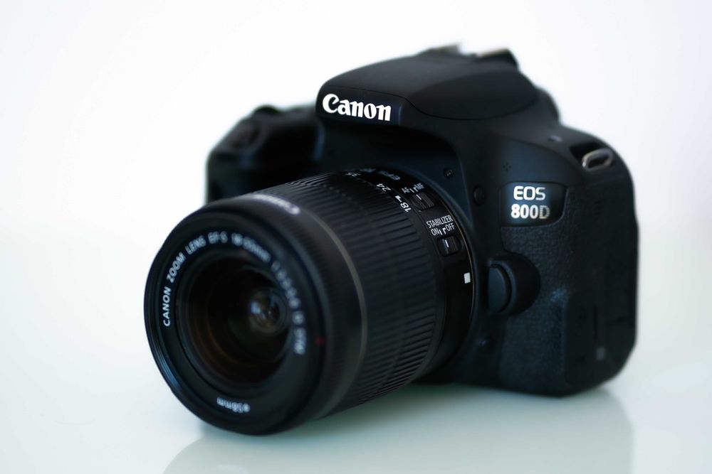 Kit CANON 800D cu WiFi si TouchScreen doar 3000 cadre, impecabil ...