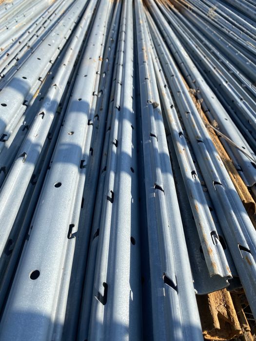 Stalpi metalici 2,3m pentru gard Tarnova • OLX.ro