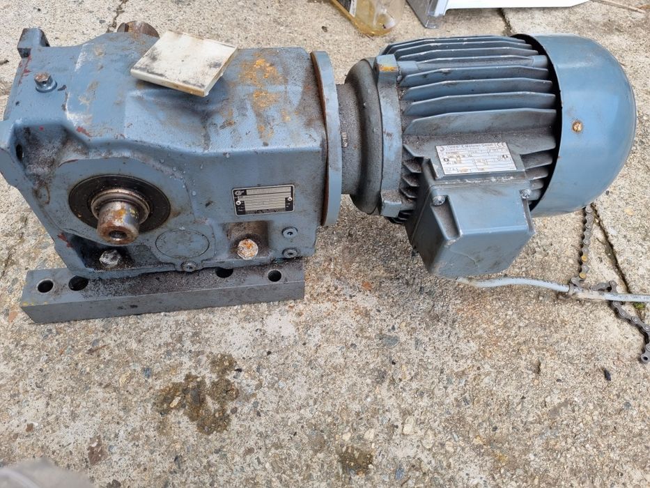 Motor trifazic cu reductor.Raport mare de forță 40 de rot / min Borsa • OLX.ro