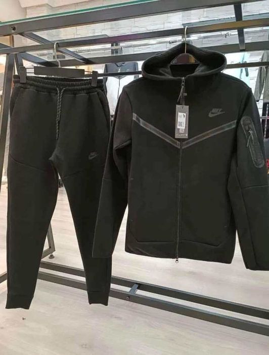 Trening barbatesc Nike Tech Brasov • OLX.ro