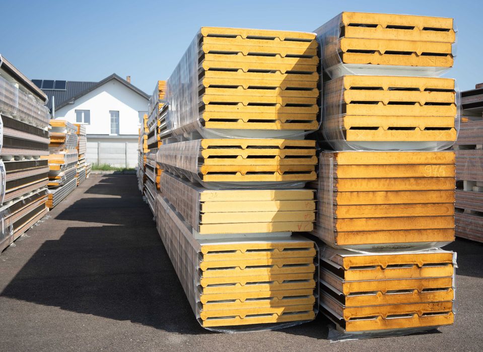 Panouri Sandwich termoizolante Spumă/Vată minerală. Calitatea II A/B Pascani • OLX.ro