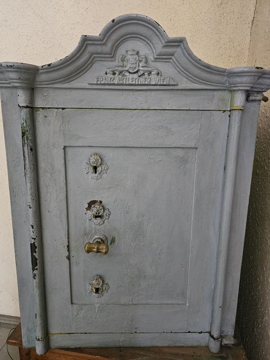 Seif foarte vechi din fier masivi Suceava • OLX.ro