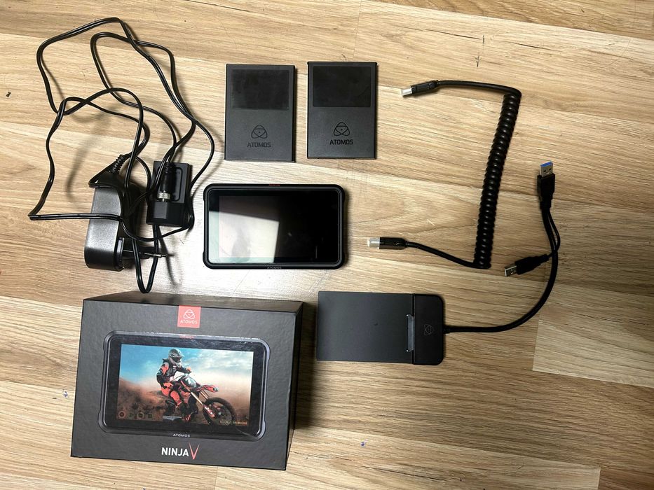 Atomos Ninja V + accesorii (2 atomos caddy, caddy reader, hdmi atomos ...