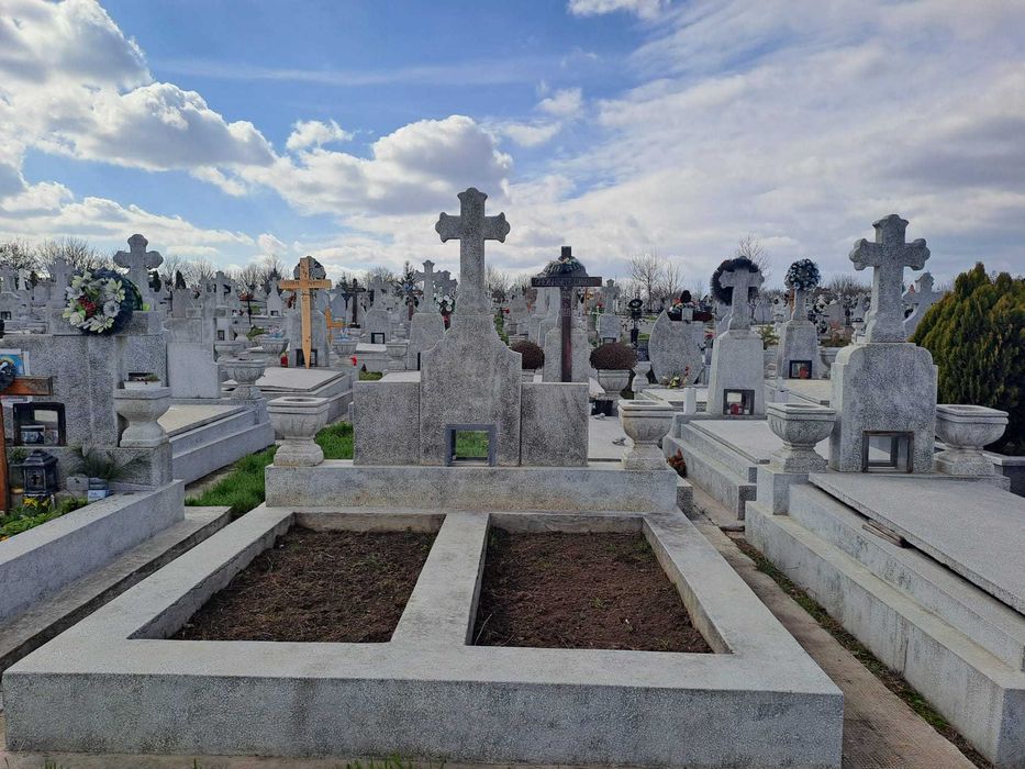 Vând două locuri de veci nefolosit în Cimitirul,,Sf. Petru și Pavel ...