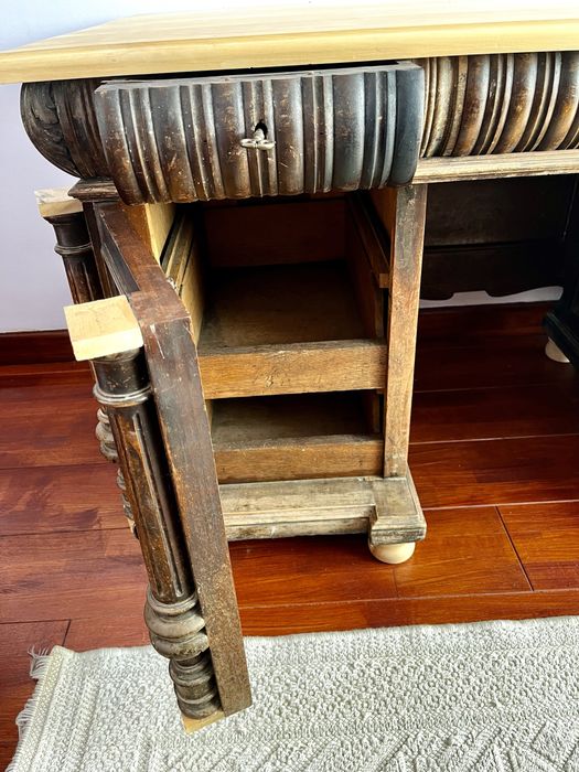 Birou vechi din lemn masiv sculptat restaurat partial Mosnita Noua • OLX.ro