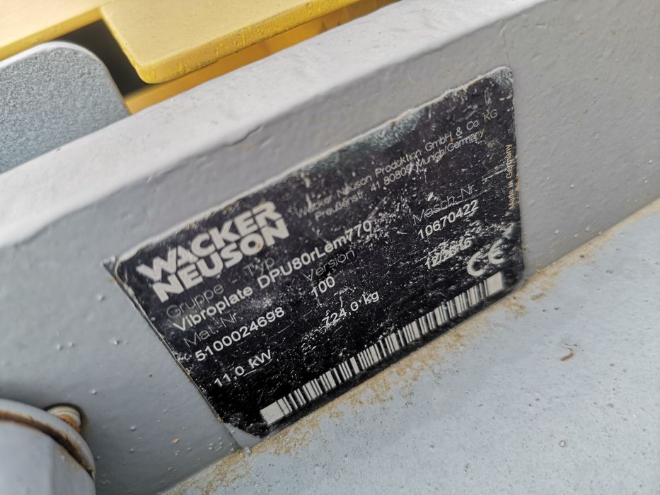 Placa compactoare WACKER DPU 80 de 724kg cu telecomanda Roman • OLX.ro