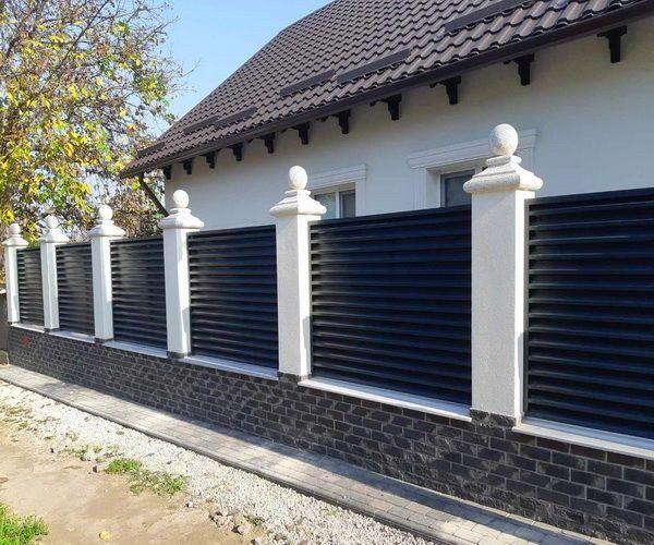 Construim garduri si porti din sipca metalica, panouri stil jaluzele ...