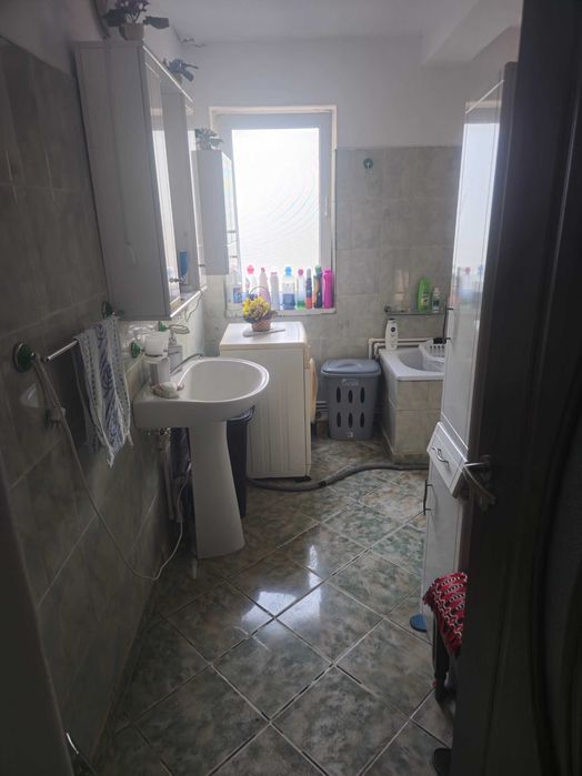 Vand apartament modificat 3 camere din 4 Caracal • OLX.ro