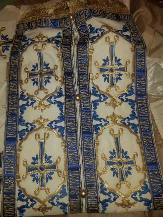 Vand vesmant preotesc brodat alb Suceava • OLX.ro
