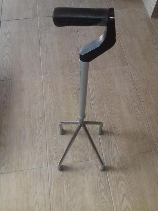 Cârja cu patru picioare ortopedica. Ocna Sugatag • OLX.ro