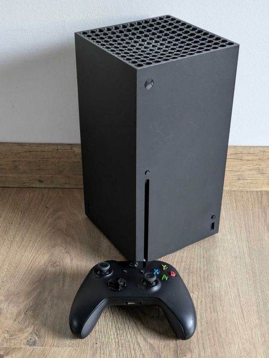 Consola joc XBOX Series X, SSD 1 TB, stare buna, o maneta wireless ...