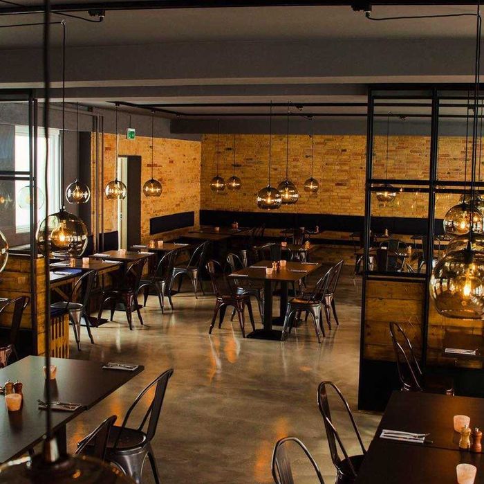 Scaune si mese metalice design TOLIX HoReCa restaurant, fast food ...