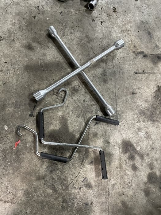 Coarba / cheie roti + cric Peugeot 407 Transporter vito dubita Pitesti ...