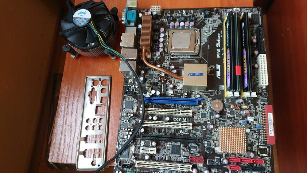 Процесор Core2duo E6750, дъно P5b-deluxe, рам corsair и охладител гр ...