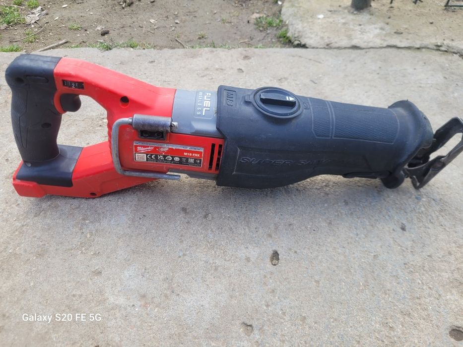 Fierăstrău sabie Milwaukee cu variator ca nouă Racarii de Jos • OLX.ro