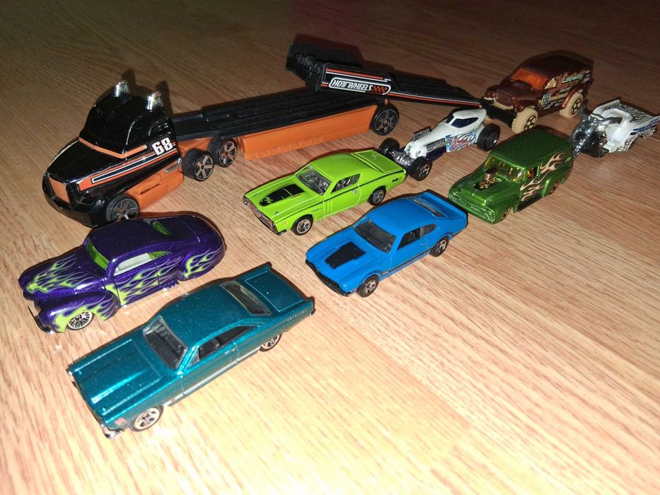 Vand 8 masini hot wheels, camion cu platforma de masini hot wheels ...