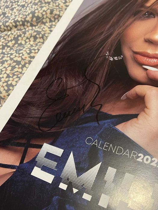 Календар с автограф на Емилия гр. Ямбол Център • OLX.bg