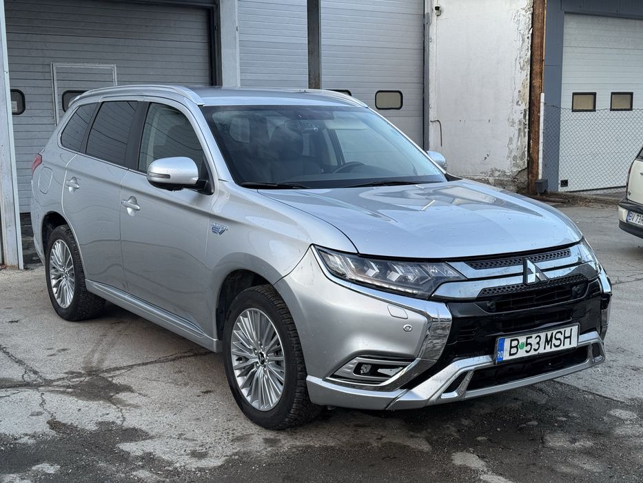 Mitsubishi Outlander PHEV 2018 35300 km usor avariat Brasov • OLX.ro