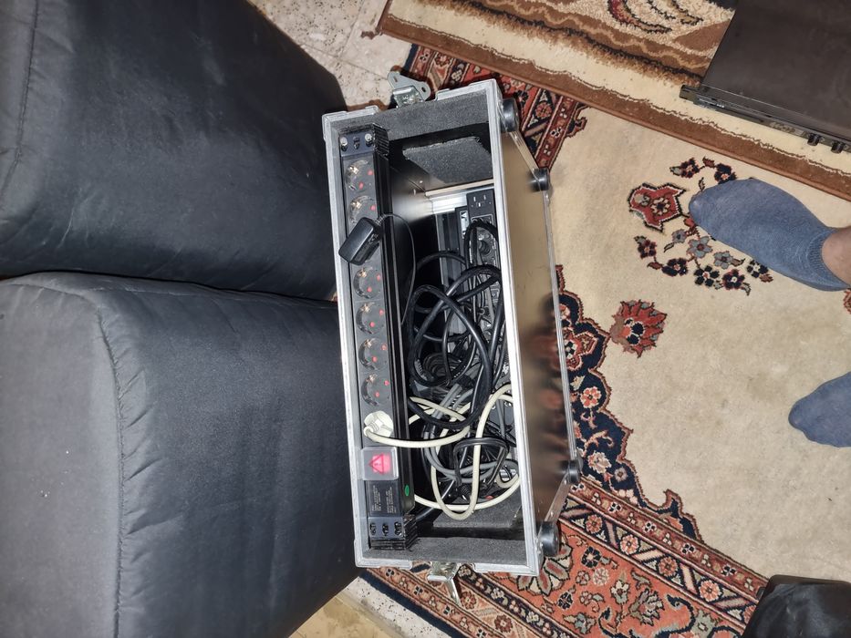 Amplificatoare sinq pe2400 si 900,rack 2u si 4u,crossover,mixer dynaco ...