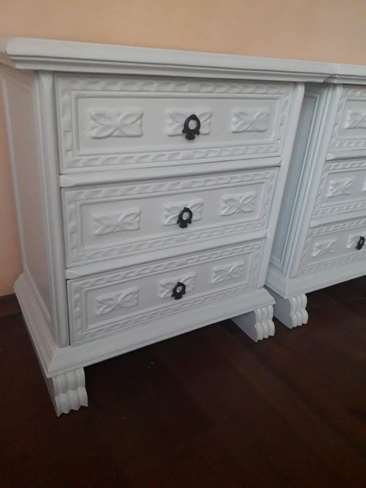 Set de 2 noptiere albe din lemn masiv Hemeius • OLX.ro