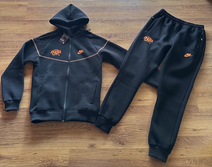 Мъжки,ватиран,черен екип Nike Synah с качулка и ципове на джобовете гр ...