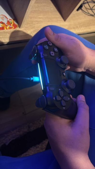 De vânzare ps4 cu o maneta si 3 jocuri Satu Mare • OLX.ro