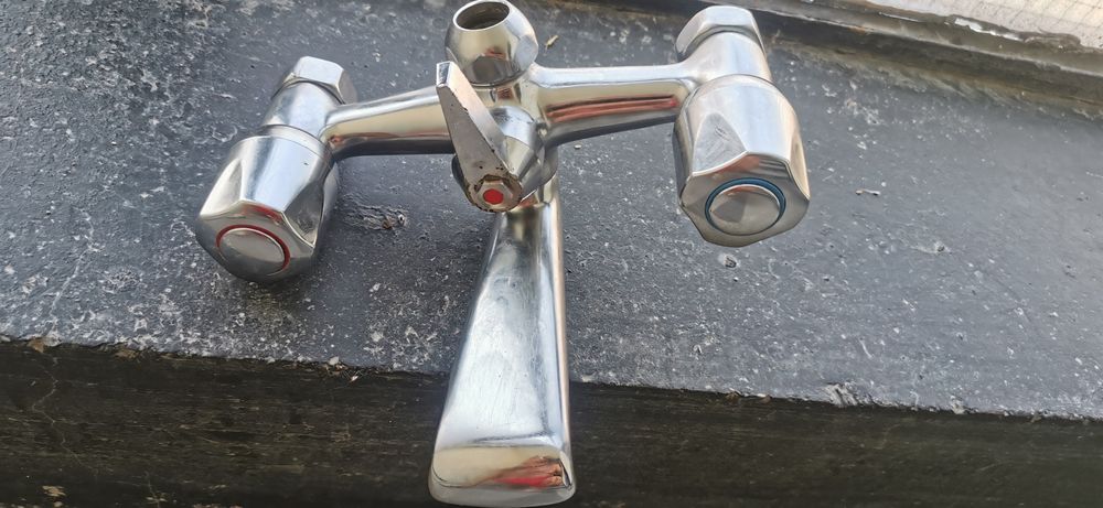 Смесители за вода. Единият е за мивка, а другият е за душ. гр. Пловдив ...