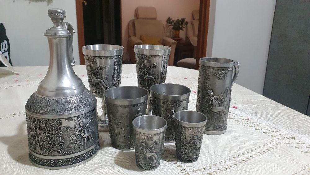 Recipient cu dop , 6 pahare si o cana , din staniu , cu acelas model ...