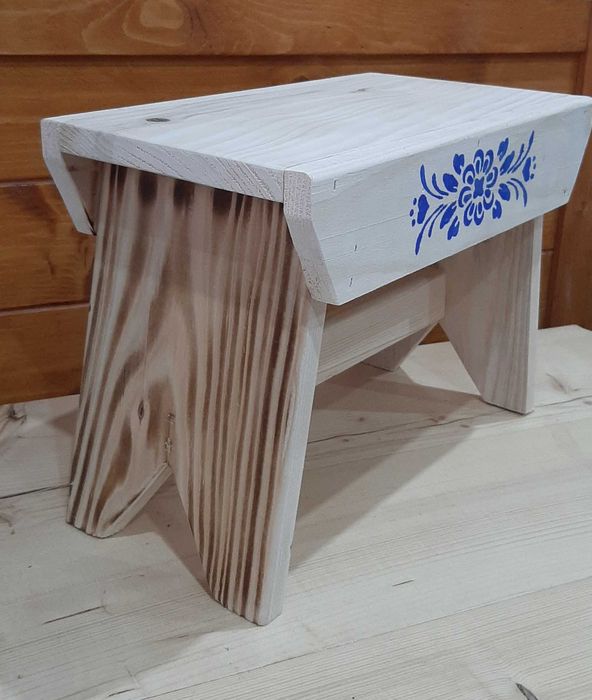 Scăunel/scaun mic din lemn Campia Turzii • OLX.ro