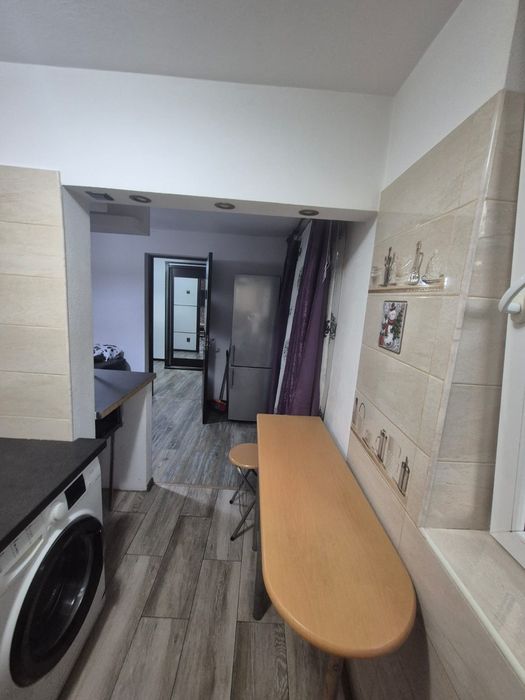APARTAMENT 3 camere, semidecomandat ,etaj 2 Targoviste • OLX.ro