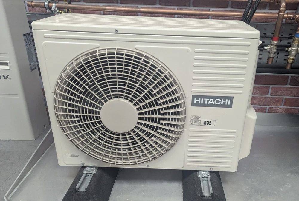 Термопомпа Hitachi Yutaki S Combi 6kw въздух-вода вграден бойлер 220л гр. Пловдив Съдийски • OLX.bg