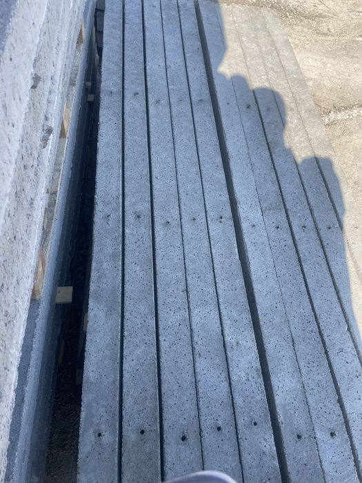 Vând stâlpi/ spalieri de beton vibrați pentru gard Farcasa • OLX.ro