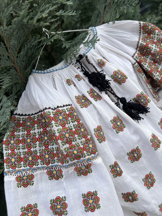 Ie veche cusuta manual panza subtire de casa Ramnicu Valcea • OLX.ro